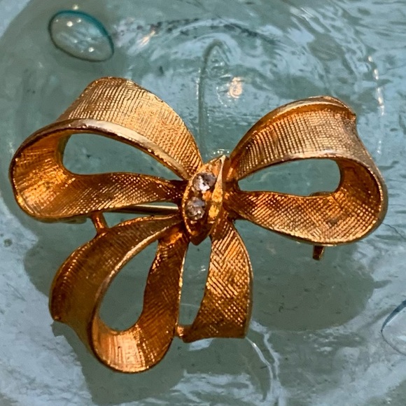 Vintage | Jewelry | Vintage 6s Brushed Gold Metal Bow Pin Wrhinestones ...